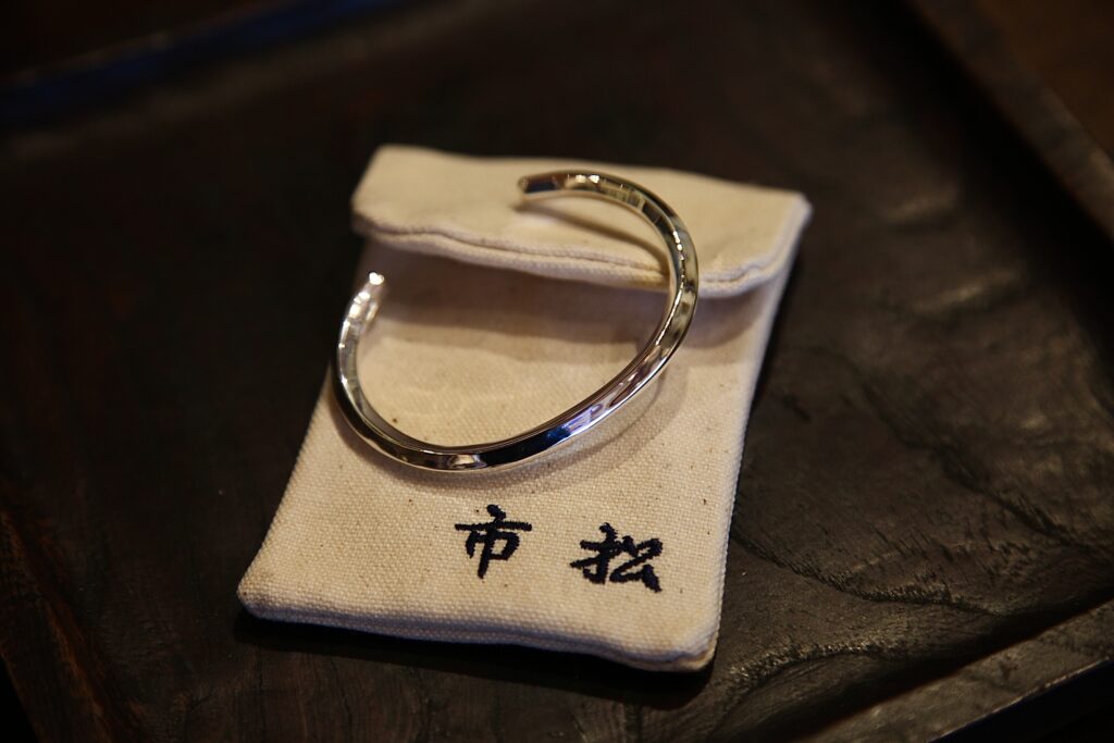 市松 silver ⁡ 六角三面打バングル(M) ⁡ pattern : plain | Belluria